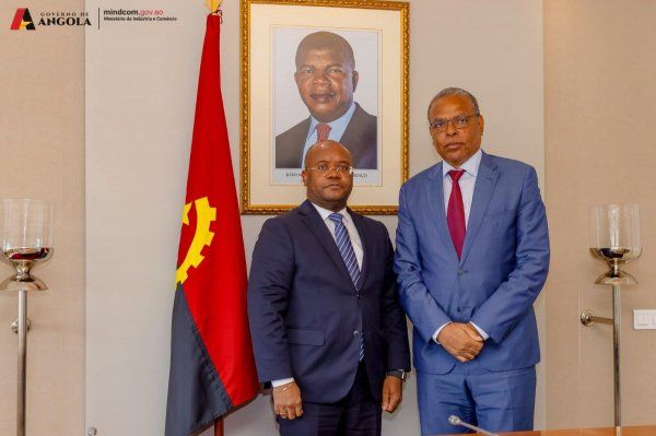 Embaixador De Angola Nos Estados Unidos Da América E Ministro Da ...